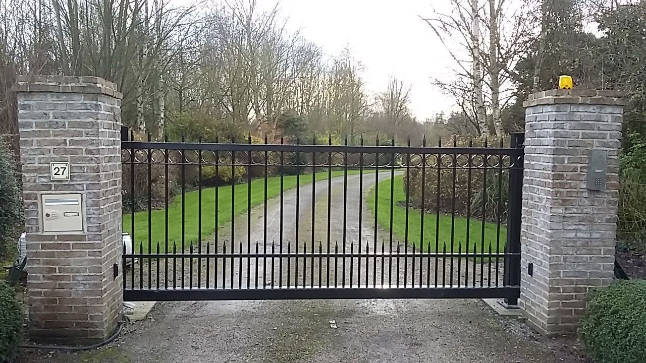 Pourquoi choisir le portail coulissant autoportant ? - Coden Trade