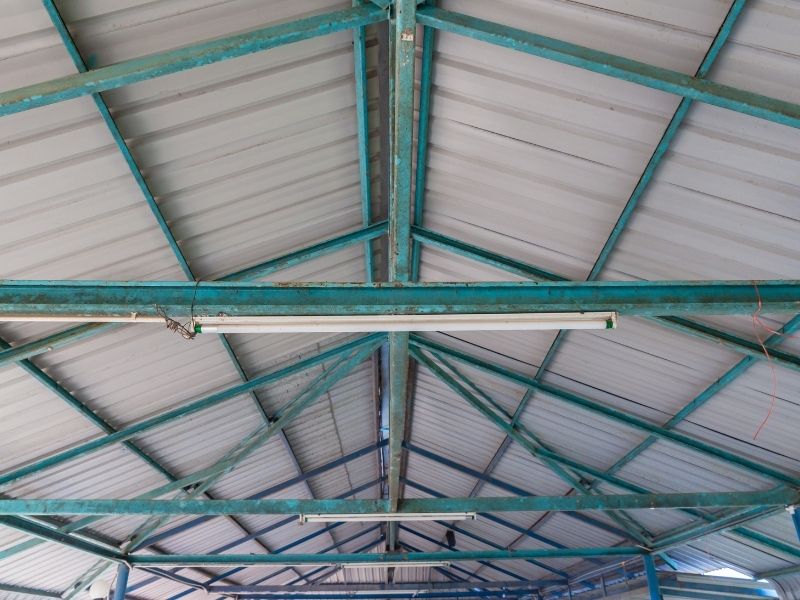 Pourquoi choisir la tôle acier pour la toiture de votre bâtiment industriel ? - Coden Trade